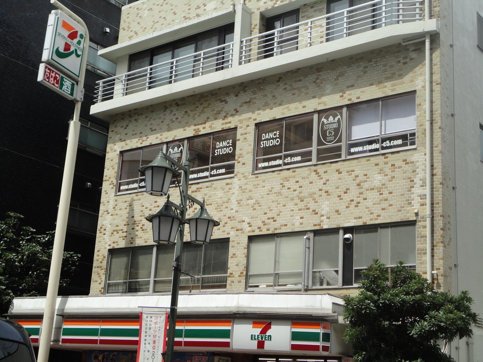 駅からスグ！コンビニの上！たくさんの窓で換気も安心、便利で明るくキレイなダンススタジオの写真5