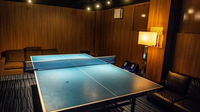 卓球バー パレット大阪北新地店 卓球台も使えるレンタルスペース 会議などにも広々スペース 照明調節 プロジェクタの写真4