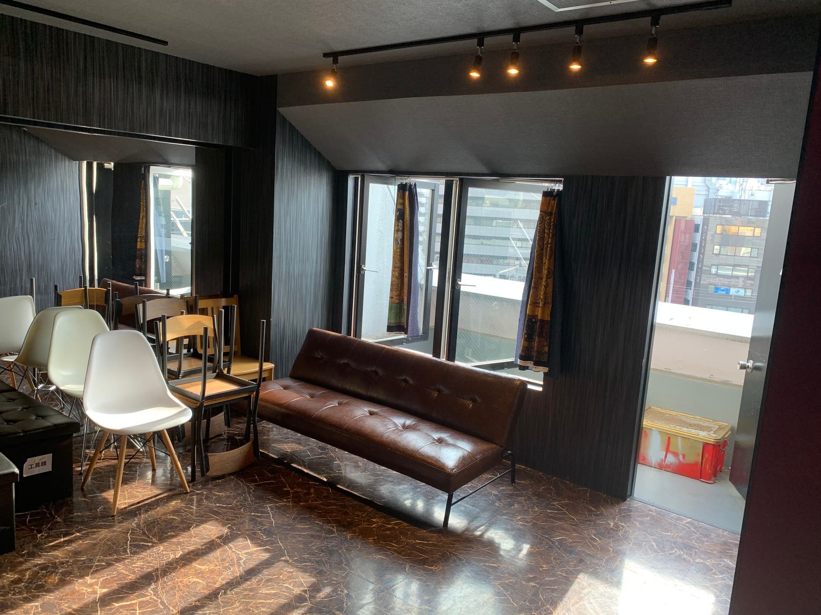 毎回清掃、隠れ家カラオケ完備、除菌グッズ完備、換気できます。の写真3