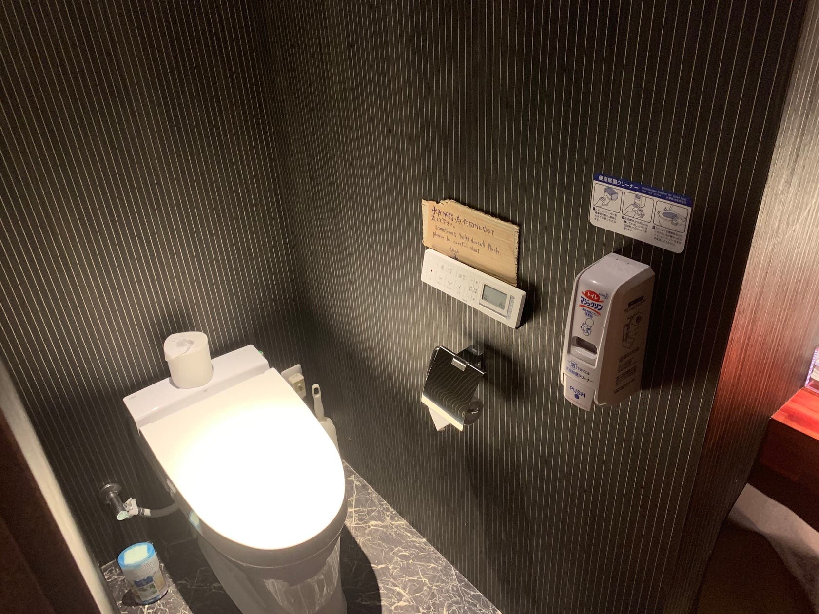 毎回清掃、隠れ家カラオケ完備、除菌グッズ完備、換気できます。の写真14