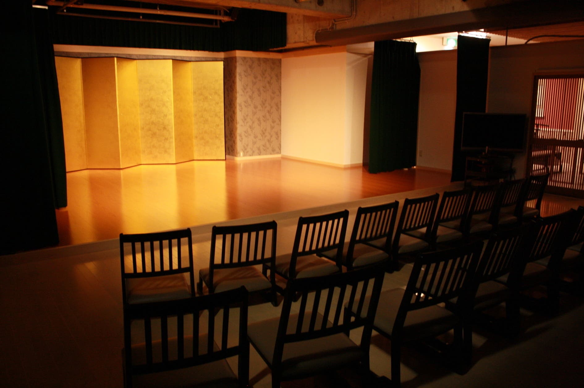 【予約リクエスト制】ミニステージ付き。三条駅から徒歩４分。レッスン/懇親会/会議/などの写真5