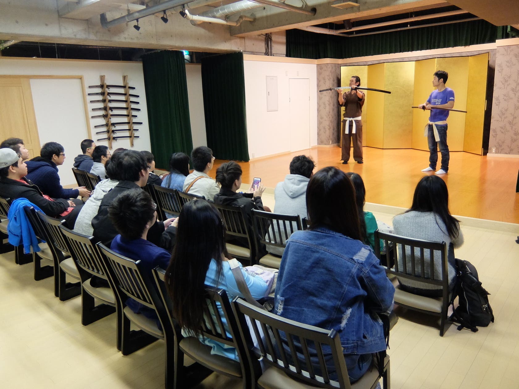 【予約リクエスト制】ミニステージ付き。三条駅から徒歩４分。レッスン/懇親会/会議/などの写真2