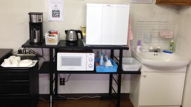 ソファでゆったりくつろげるフローリングリビングの写真2