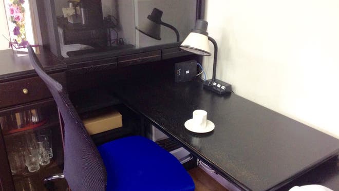 ソファでゆったりくつろげるフローリングリビングの写真3