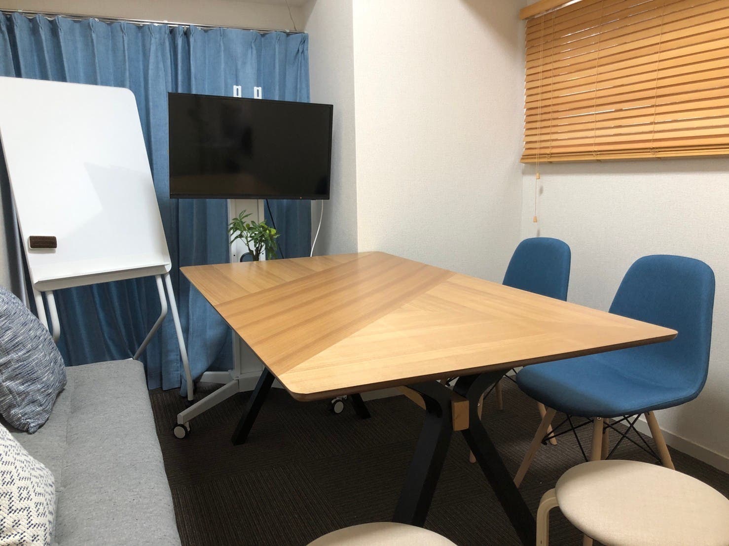 【新宿駅🚶‍4分】高速Wi-Fi💻VOD内蔵TV📺ゆったり過ごせるデザイナーズ貸し会議室♪ランドプレイス新宿南口の写真5