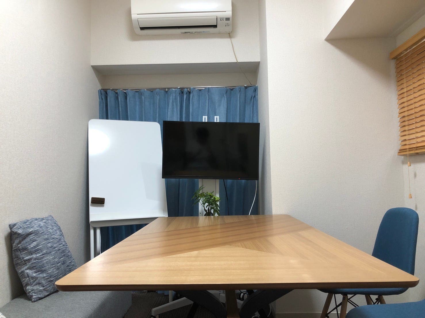 【新宿駅🚶‍4分】高速Wi-Fi💻VOD内蔵TV📺ゆったり過ごせるデザイナーズ貸し会議室♪ランドプレイス新宿南口の写真6