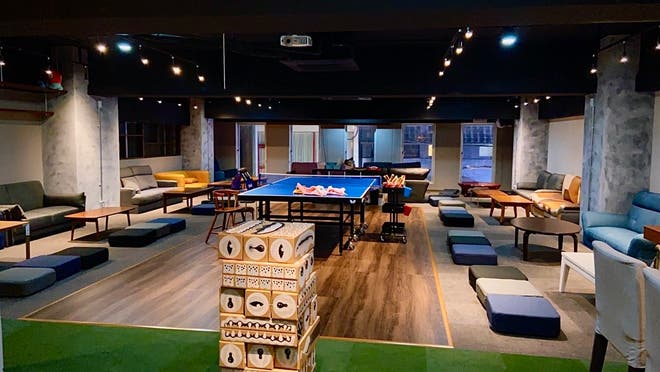 卓球バー パレット大阪心斎橋店 卓球台も使えるレンタルスペース 会議などにも広々スペース 照明調節 プロジェクタの写真1