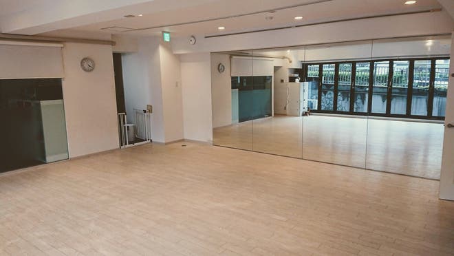 桜並木沿い、開放感溢れるスタジオ!撮影、パーティ、ワークショップ、大型鏡付きでダンス・ヨガなどにも!の写真1