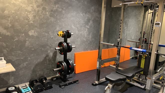 24時間ジムに併設の個室トレーニングルーム!!ロッカールーム・シャワーブース完備!の写真1