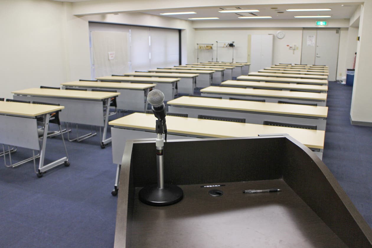 2号室【四ツ橋・心斎橋エリア！駅から徒歩0秒！】スクール形式６０名まで。無料備品も多数！同ビル内に複数会場の写真1