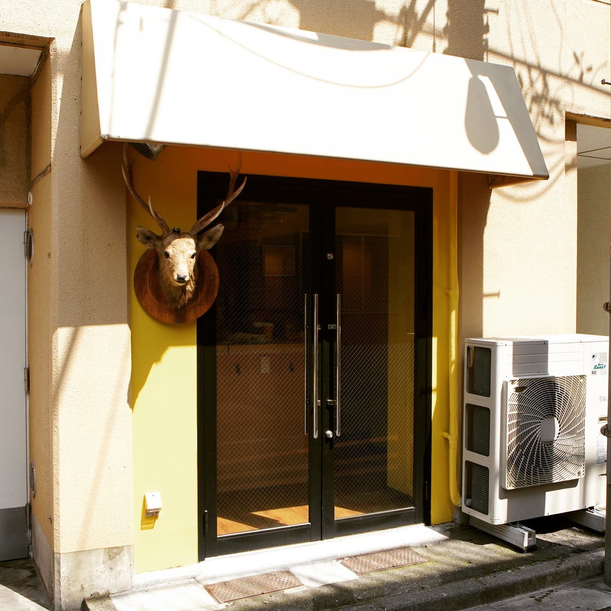 新宿近辺(東新宿) 隠れ家的な1F路面飲食店を貸切！ カフェ&レストラン (カウンター有)の写真6