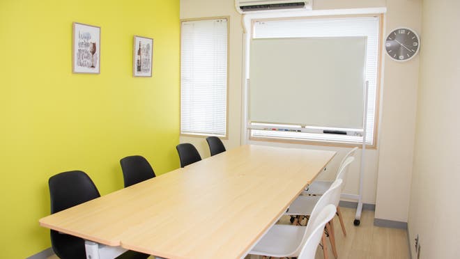 横浜駅2分!★3時間・6時間以上で割引★高速Wi-Fi!24時間営業!落ち着いた完全個室!折り畳み机でレイアト自由!の写真1