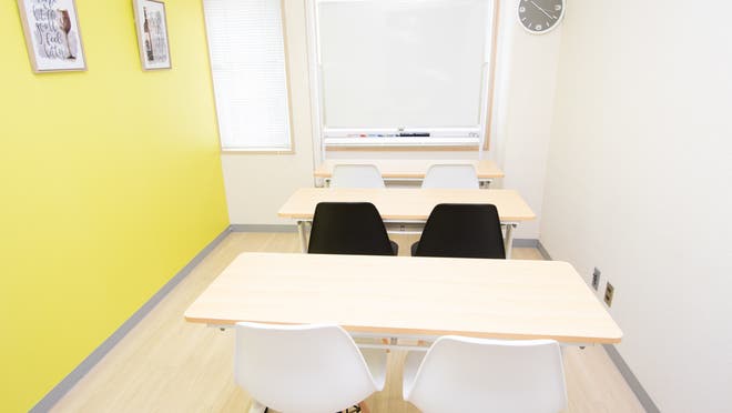 横浜駅2分!★3時間・6時間以上で割引★高速Wi-Fi!24時間営業!落ち着いた完全個室!折り畳み机でレイアト自由!の写真4