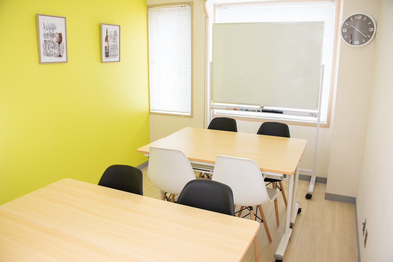 横浜駅2分！★3時間・6時間以上で割引★高速Wi-Fi！24時間営業！落ち着いた完全個室！折り畳み机でレイアト自由！の写真5