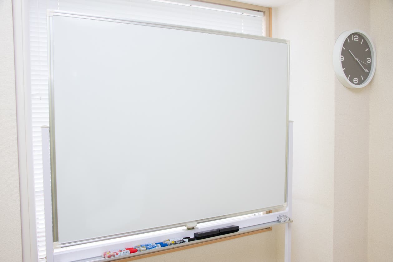 横浜駅2分！★3時間・6時間以上で割引★高速Wi-Fi！24時間営業！落ち着いた完全個室！折り畳み机でレイアト自由！の写真7