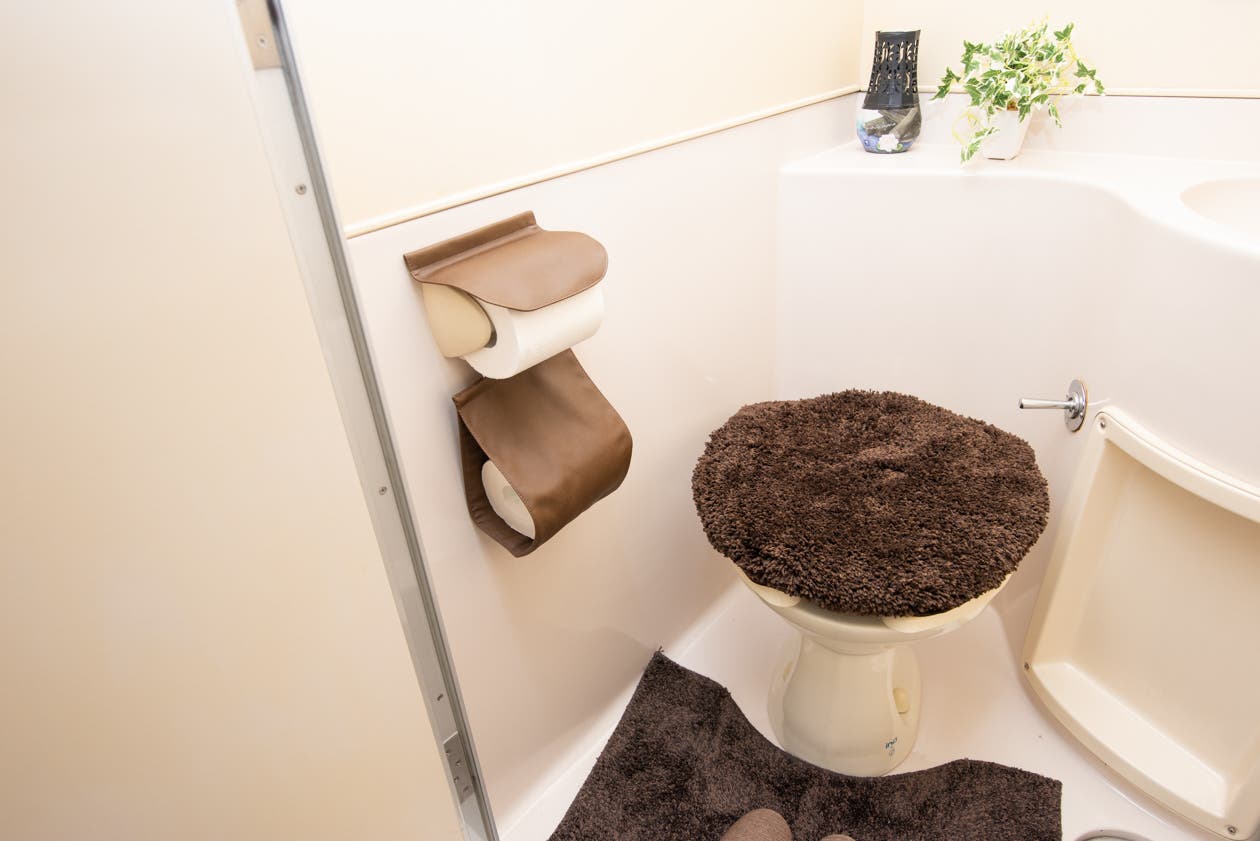 横浜駅2分！★3時間・6時間以上で割引★高速Wi-Fi！24時間営業！落ち着いた完全個室！折り畳み机でレイアト自由！の写真11