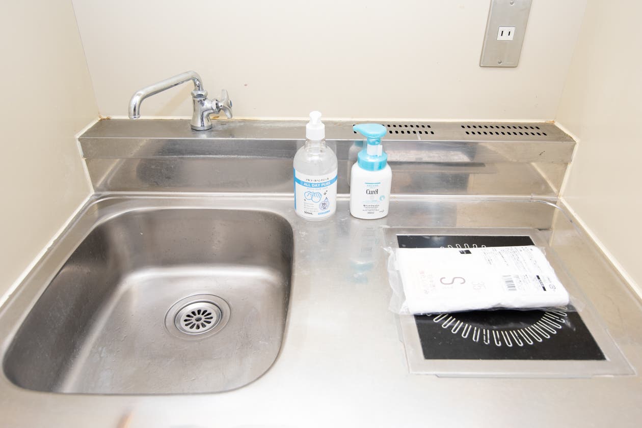 横浜駅2分！★3時間・6時間以上で割引★高速Wi-Fi！24時間営業！落ち着いた完全個室！折り畳み机でレイアト自由！の写真12