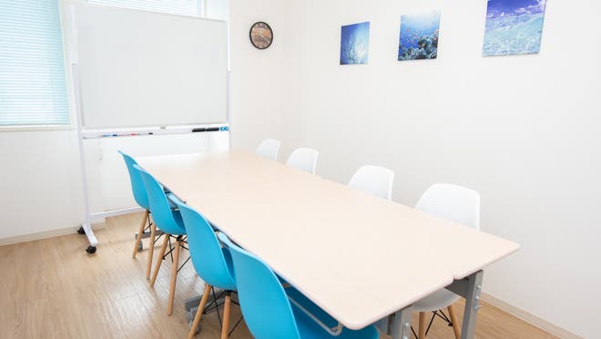 横浜駅2分!!★3時間・6時間以上で割引★高速Wi-Fi!24時間営業!明るい完全個室!折り畳み机でレイアト自由!の写真1