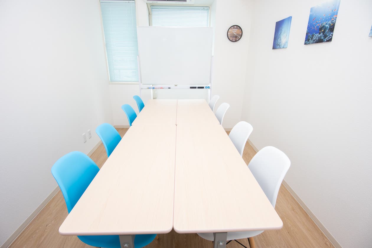 横浜駅2分!!★3時間・6時間以上で割引★高速Wi-Fi！24時間営業！明るい完全個室！折り畳み机でレイアト自由！の写真2