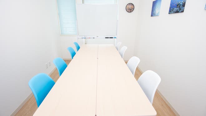 横浜駅2分!!★3時間・6時間以上で割引★高速Wi-Fi!24時間営業!明るい完全個室!折り畳み机でレイアト自由!の写真2