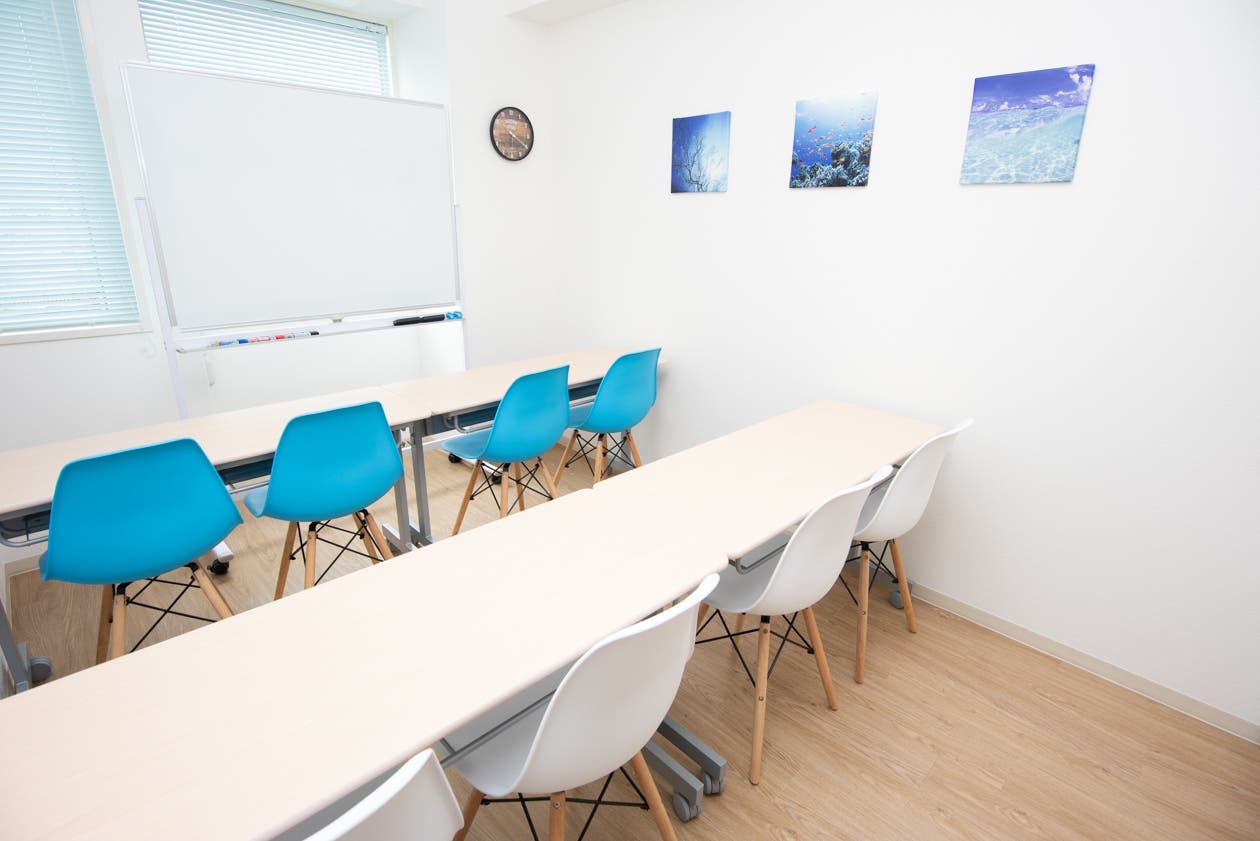 横浜駅2分!!★3時間・6時間以上で割引★高速Wi-Fi！24時間営業！明るい完全個室！折り畳み机でレイアト自由！の写真3