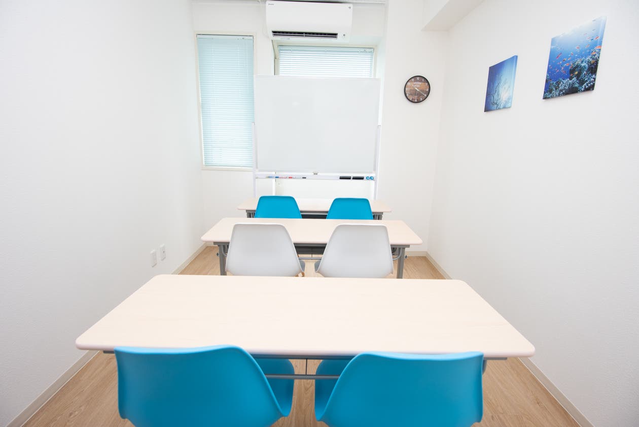 横浜駅2分!!★3時間・6時間以上で割引★高速Wi-Fi！24時間営業！明るい完全個室！折り畳み机でレイアト自由！の写真4