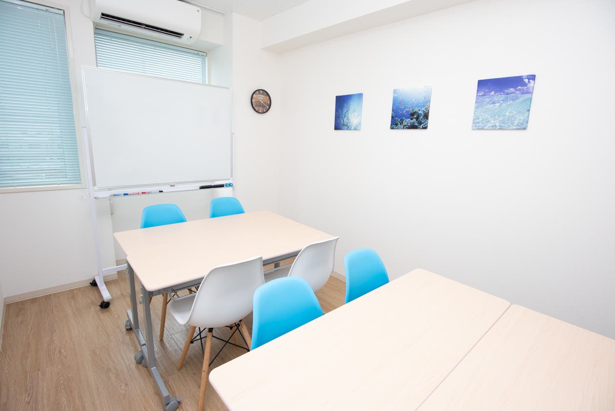 横浜駅2分!!★3時間・6時間以上で割引★高速Wi-Fi！24時間営業！明るい完全個室！折り畳み机でレイアト自由！の写真5