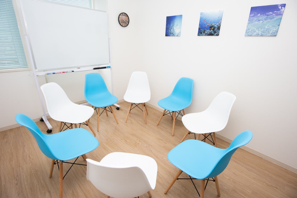 横浜駅2分!!★3時間・6時間以上で割引★高速Wi-Fi！24時間営業！明るい完全個室！折り畳み机でレイアト自由！の写真6