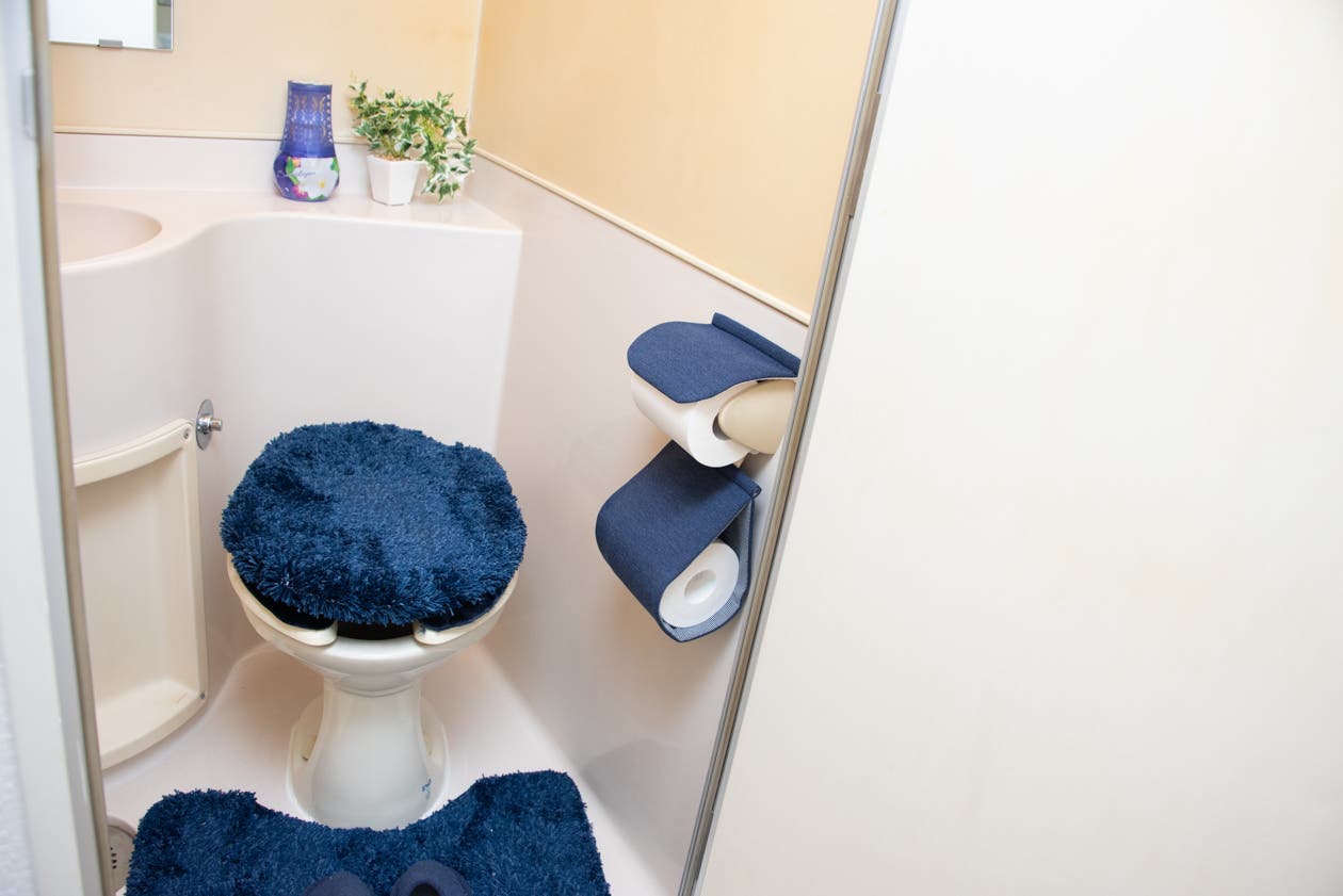 横浜駅2分!!★3時間・6時間以上で割引★高速Wi-Fi！24時間営業！明るい完全個室！折り畳み机でレイアト自由！の写真11