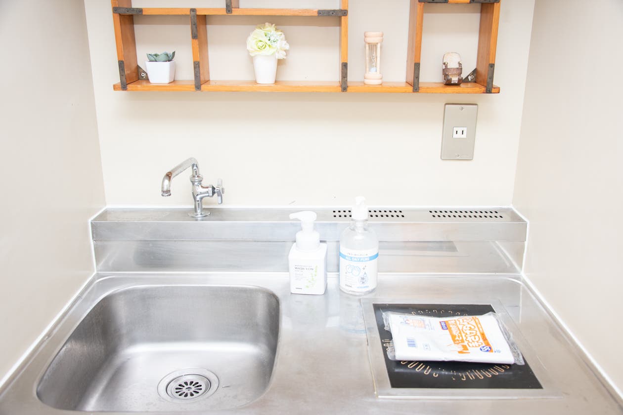 横浜駅2分!!★3時間・6時間以上で割引★高速Wi-Fi！24時間営業！明るい完全個室！折り畳み机でレイアト自由！の写真12