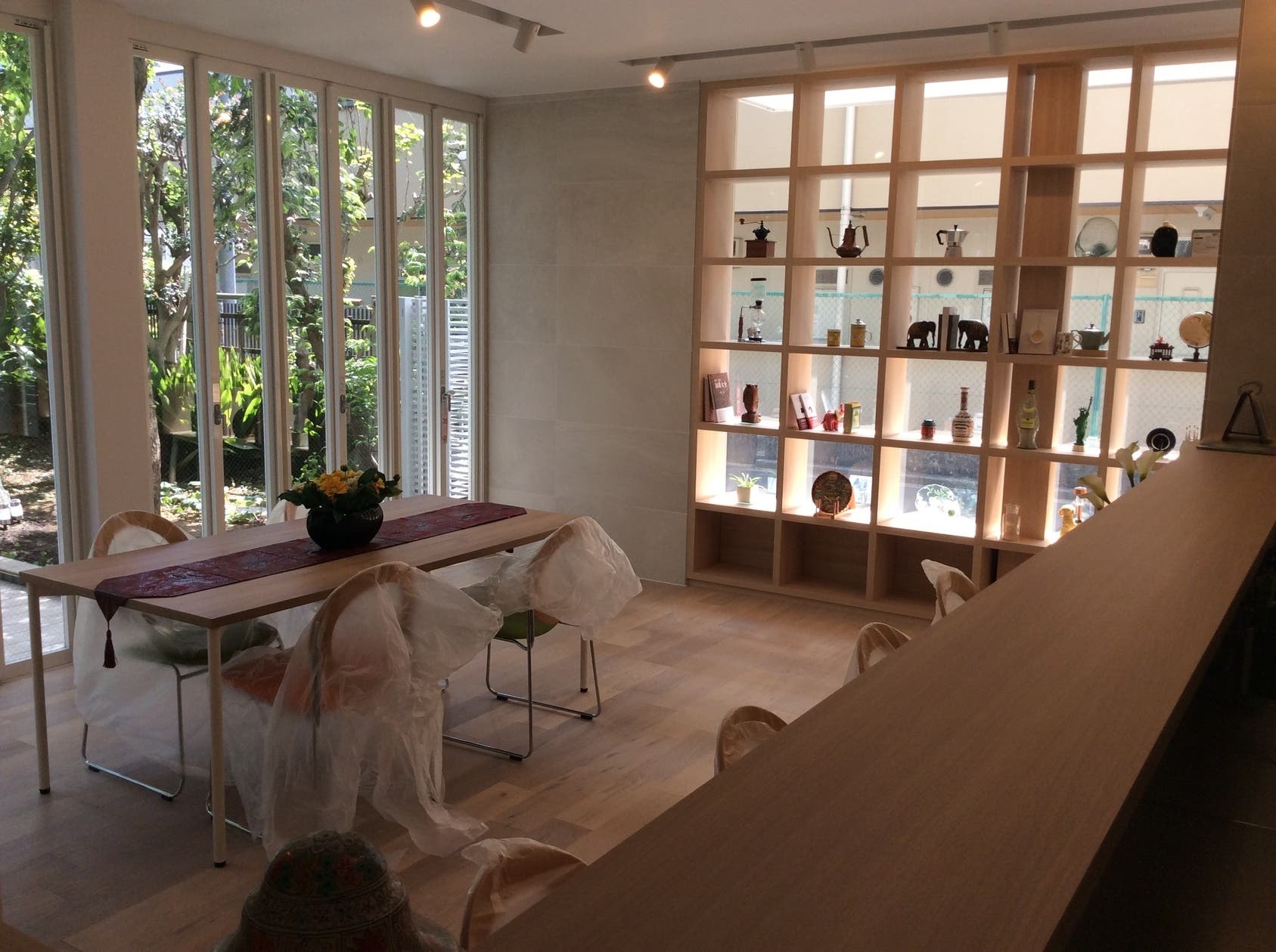 緑の自然に囲まれたカフェスペース🌿ホームパーティーやお料理教室などに！の写真5