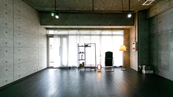 【大須観音駅出口から徒歩20秒】撮影にレッスンに! スタジオミラーなどプロ機材完備のスタイリッシュなスタジオの写真1