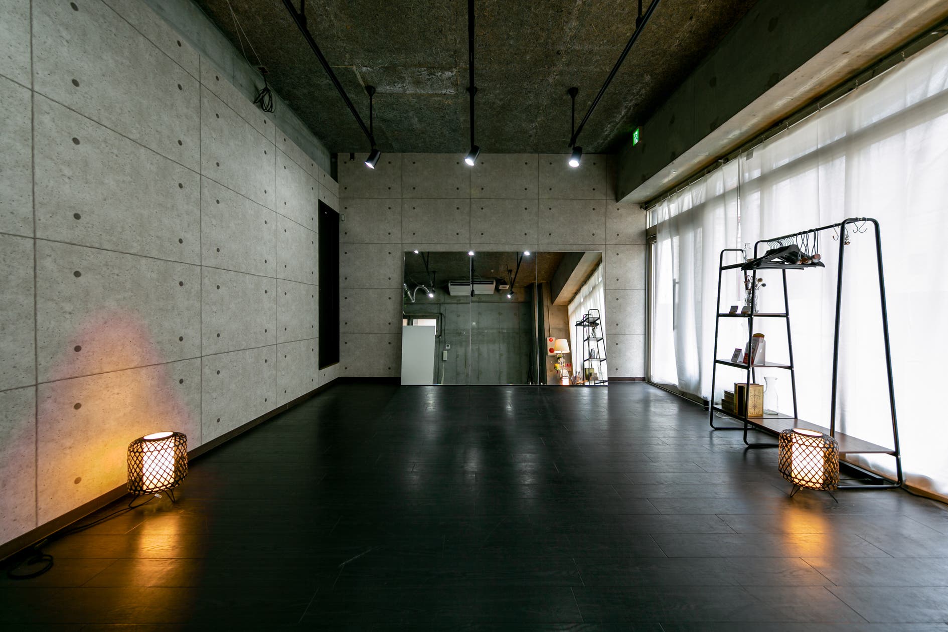 【大須観音駅出口から徒歩20秒】撮影にレッスンに！ スタジオミラーなどプロ機材完備のスタイリッシュなスタジオの写真4