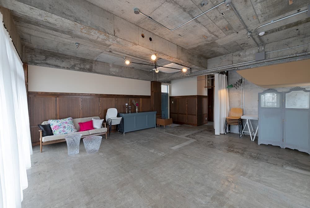 【窓あり 撮影等・教室等におすすめのフリースペース】１階にCafeもあるので便利です！最大15名着席可能。の写真1