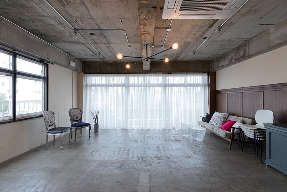 【窓あり 撮影等・教室等におすすめのフリースペース】１階にCafeもあるので便利です！最大15名着席可能。の写真2