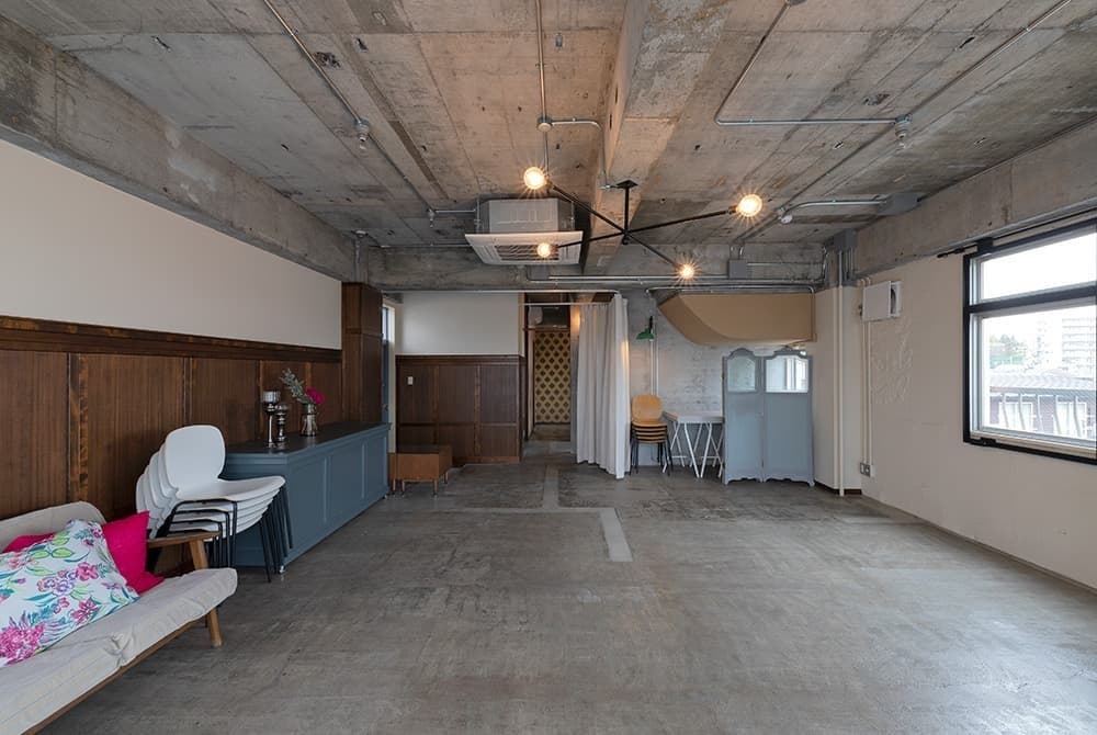 【窓あり 撮影等・教室等におすすめのフリースペース】１階にCafeもあるので便利です！最大15名着席可能。の写真3