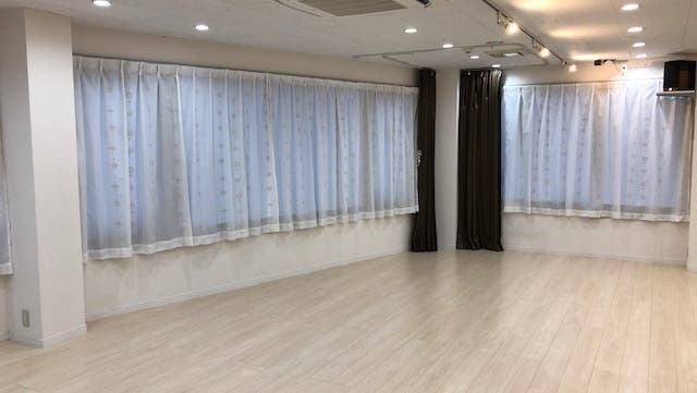 草加駅東口より徒歩1分!24時間・365日営業。ダンスが出来るレンタルスタジオPiattoです。草加駅のホームから見えます!の写真3