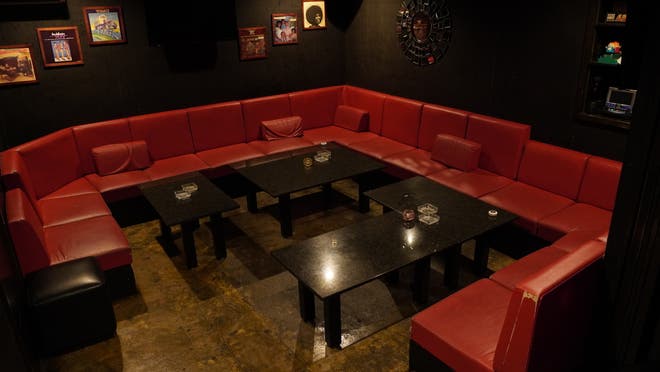 落ち着いた雰囲気のバー。MV撮影 / コスプレ撮影などにもオススメです!の写真3