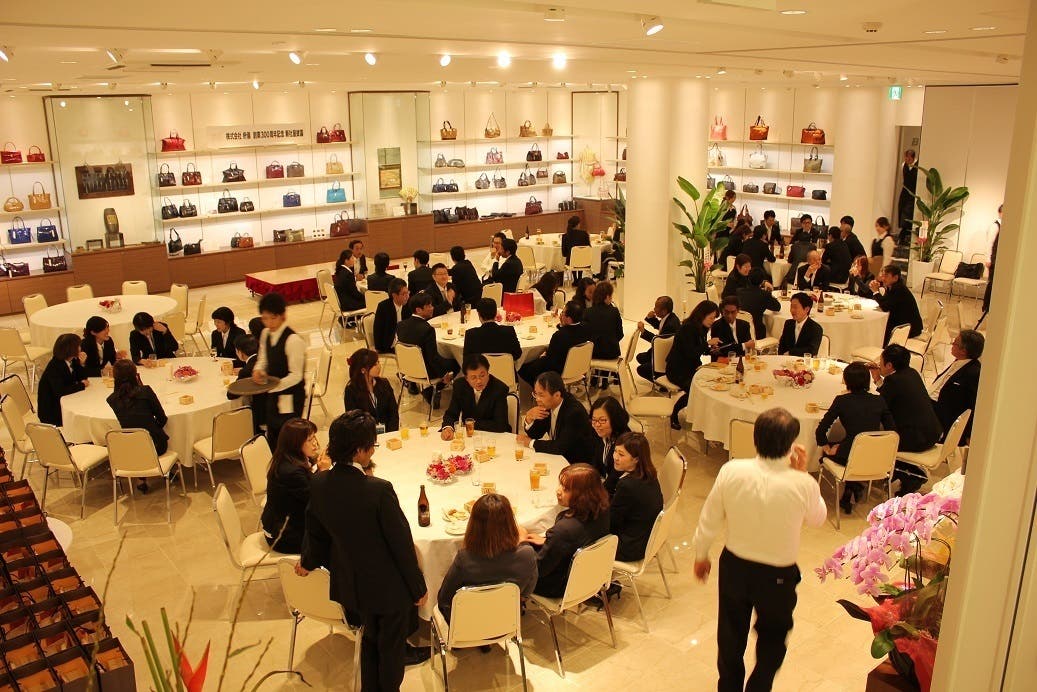 全面(大ホール)　広さ333㎡(101坪)、天井高3.5ｍの開放的なスペースです。の写真6