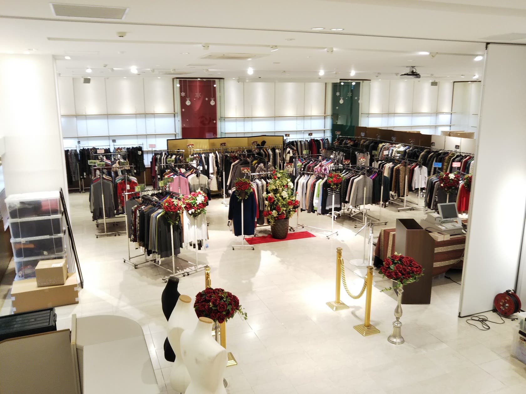 全面(大ホール)　広さ333㎡(101坪)、天井高3.5ｍの開放的なスペースです。の写真7