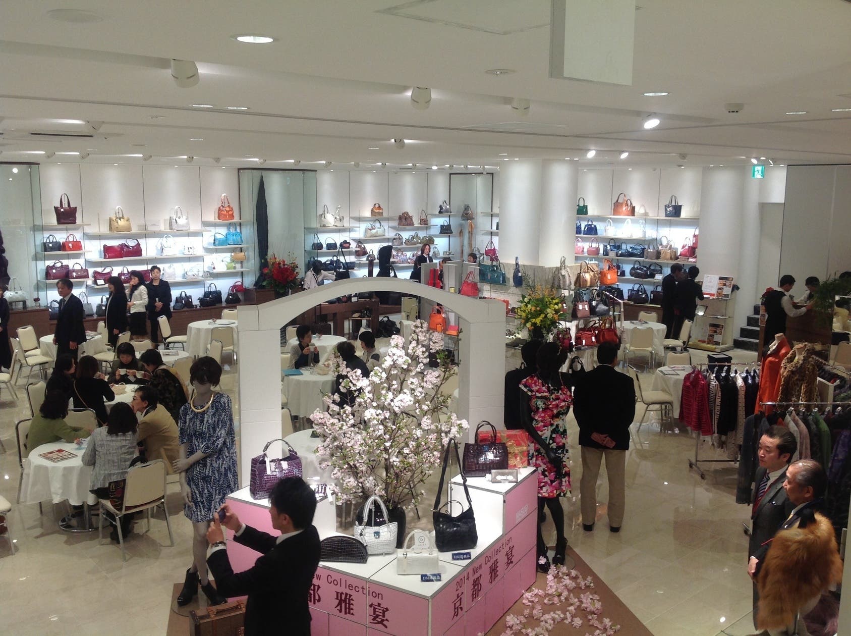 全面(大ホール)　広さ333㎡(101坪)、天井高3.5ｍの開放的なスペースです。の写真8