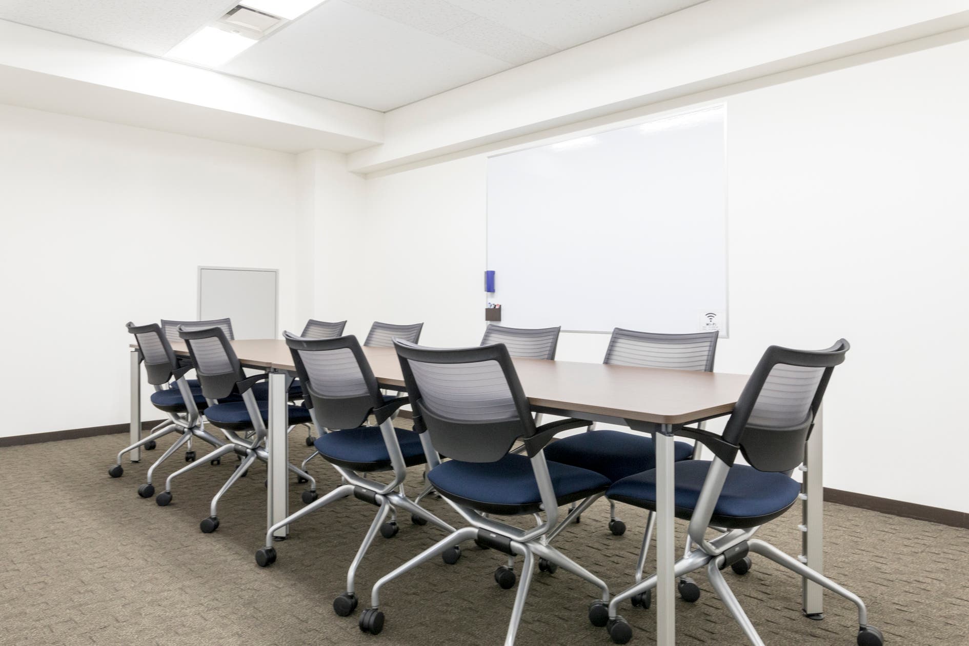 【弁天町駅直結】10名様用会議室#完全個室#ホワイトボード#テレワーク＃ママ会#Bizcomfort大阪ベイタワーの写真2