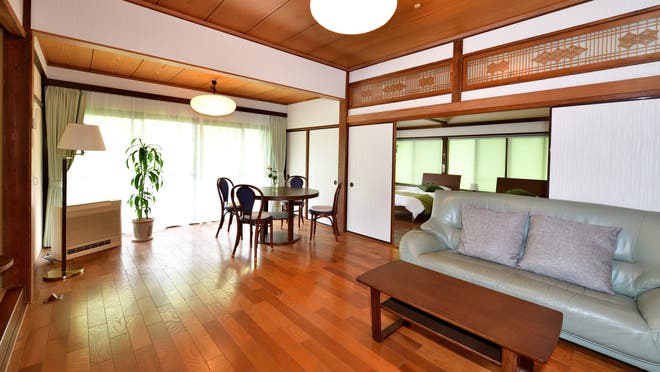 【鎌倉高校前駅徒歩8分!】広い庭付き2階建ての日本家屋の一軒家。の写真1