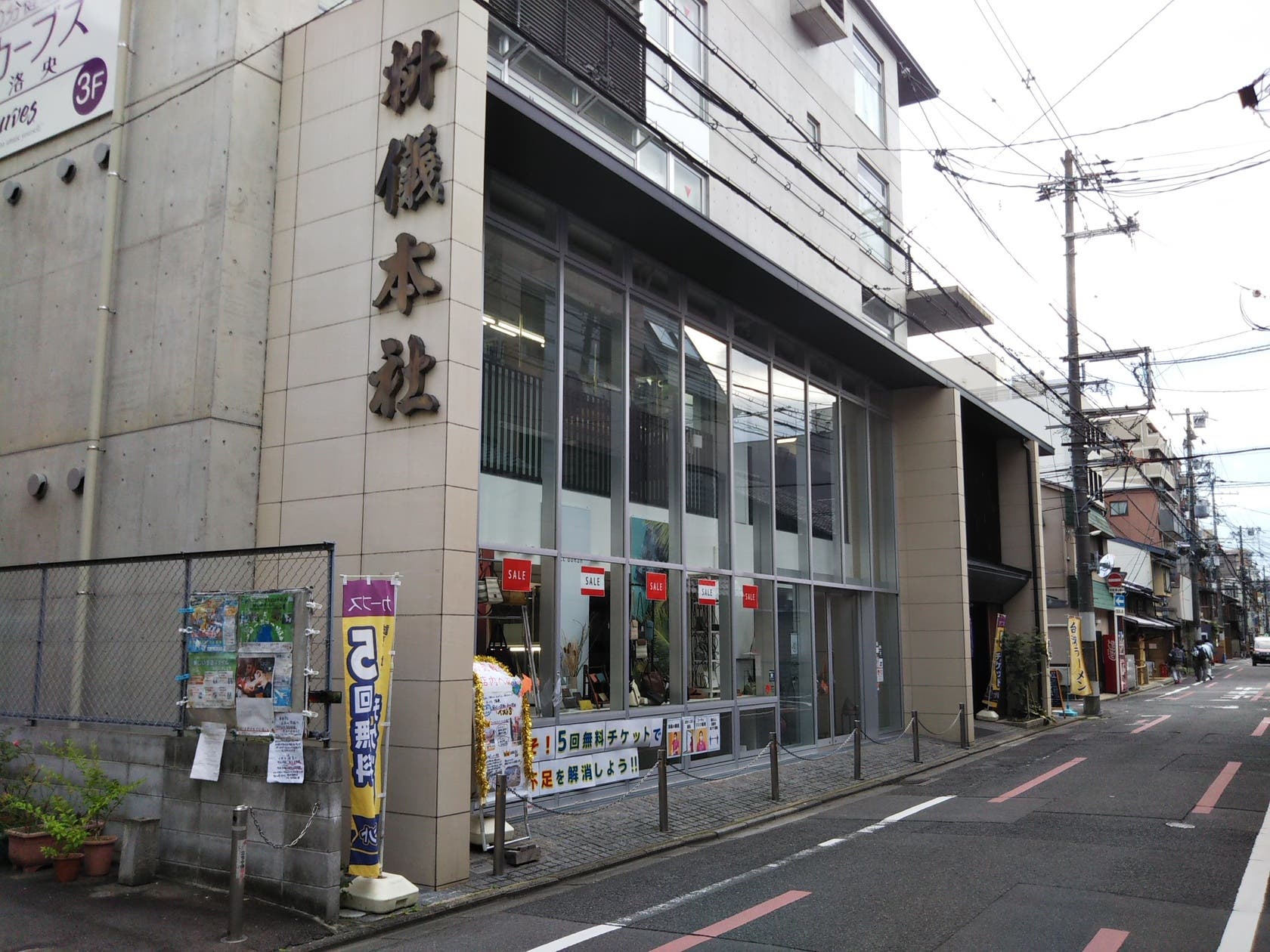 全面(大ホール)　広さ333㎡(101坪)、天井高3.5ｍの開放的なスペースです。の写真9