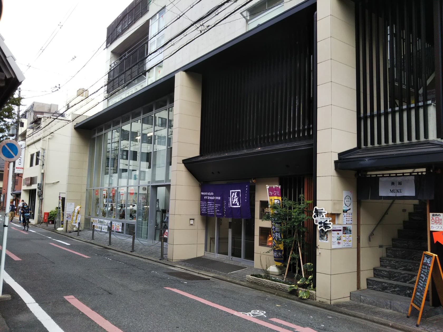 全面(大ホール)　広さ333㎡(101坪)、天井高3.5ｍの開放的なスペースです。の写真10