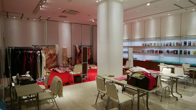 B面(小ホール) 広さ89㎡(27坪)、天井高3.5mの開放的なスペースです。の写真2