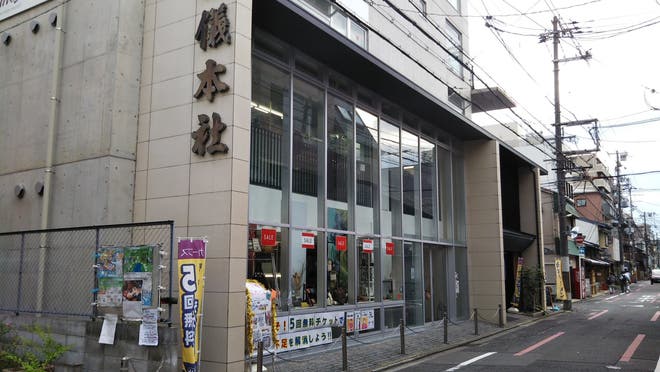 B面(小ホール) 広さ89㎡(27坪)、天井高3.5mの開放的なスペースです。の写真5