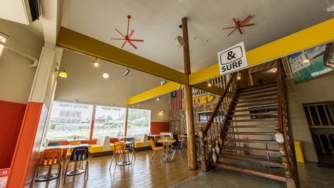 ロードサイドアメリカンダイナー!店内は吹き抜けで大きな階段のあるインパクト大!の写真4