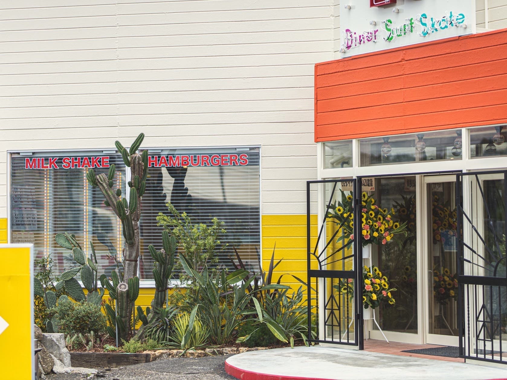 ロードサイドアメリカンダイナー！店内は吹き抜けで大きな階段のあるインパクト大！の写真5