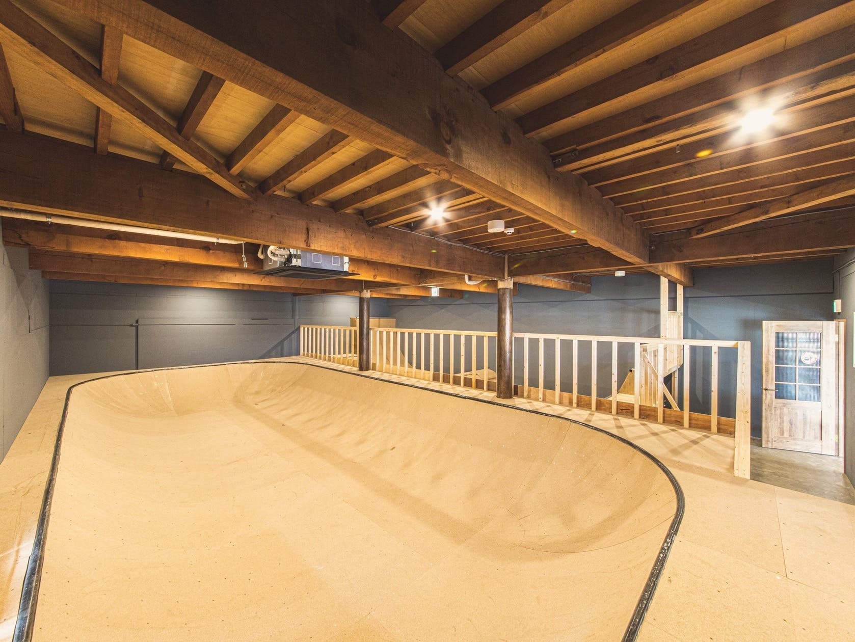 ロードサイドアメリカンダイナー！店内は吹き抜けで大きな階段のあるインパクト大！の写真7